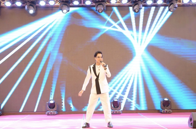 Ông hoàng nhạc sến Ngọc Sơn làm “xao xuyến” khán giả Hải Phòng